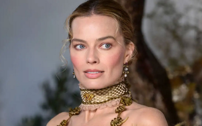 Ξέχνα το sunkissed – Φέτος θέλουμε Brontë Blush: Το look της Margot ...